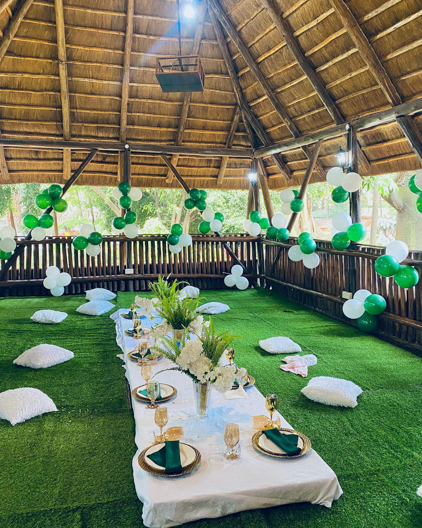 Caravan Restaurant Nyom Planet